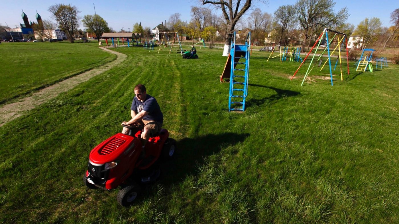 Detroit’s Mower Gang Keeps The Grass Short — Pop-Up City